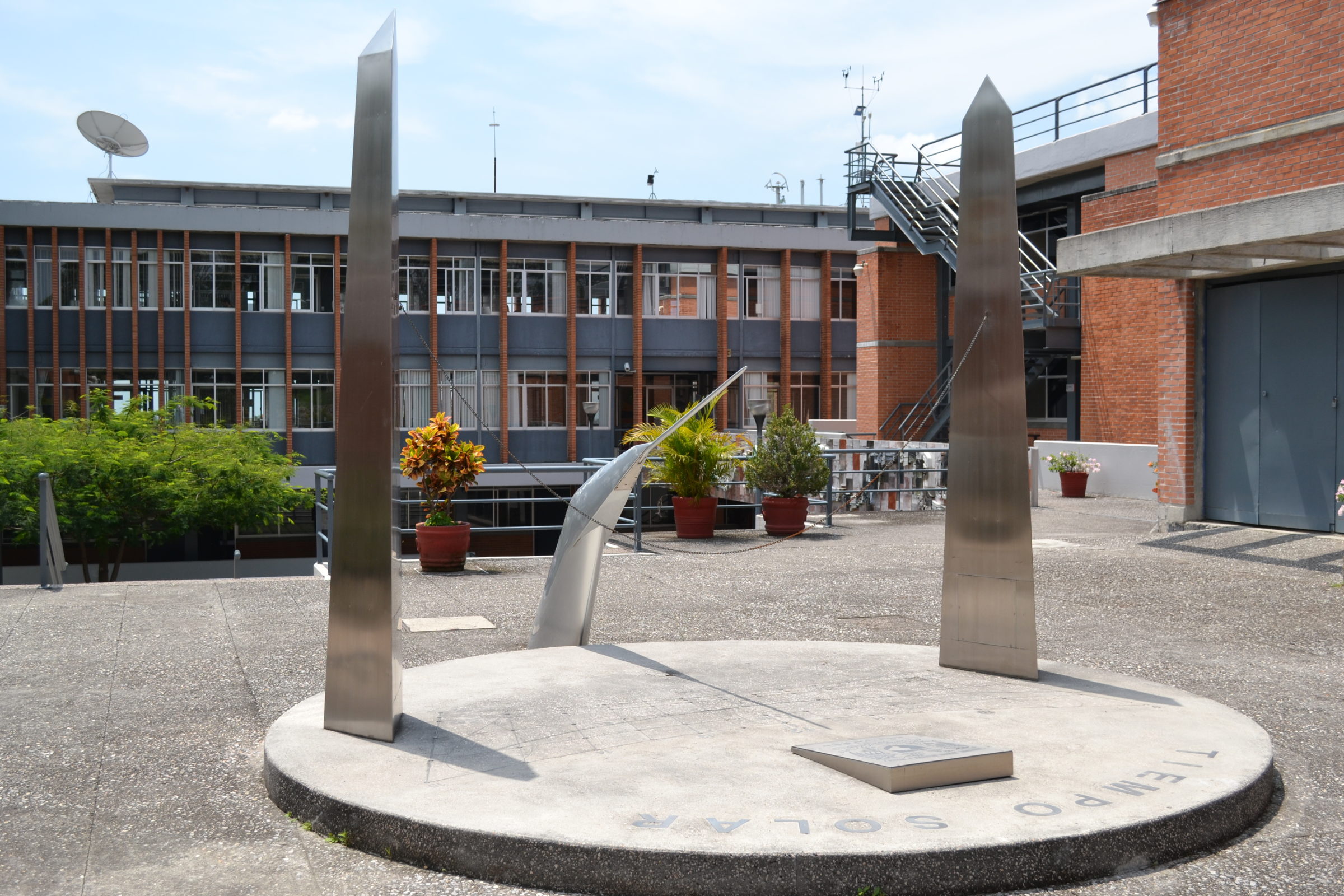 Reloj Solar Bifiliar. Instituto de Energías Renovables, UNAM – pv ...