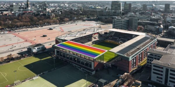 Painéis fotovoltaicos com as cores do arco-íris no estádio do FC St ...
